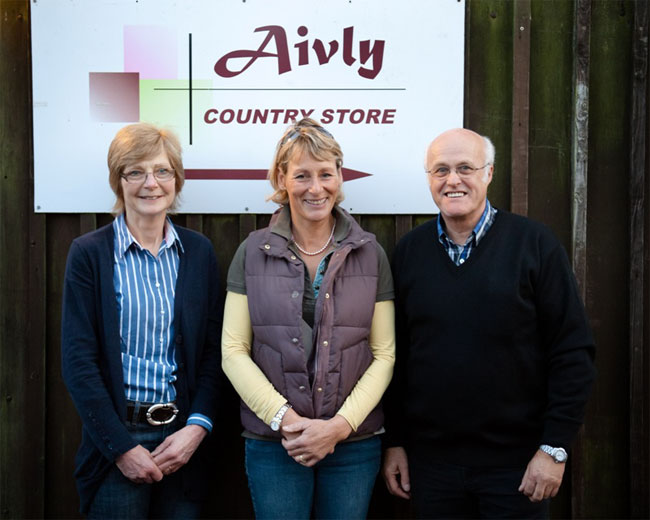 mary king centre wiht aivly owner s sheila and mervyn lister credit ...